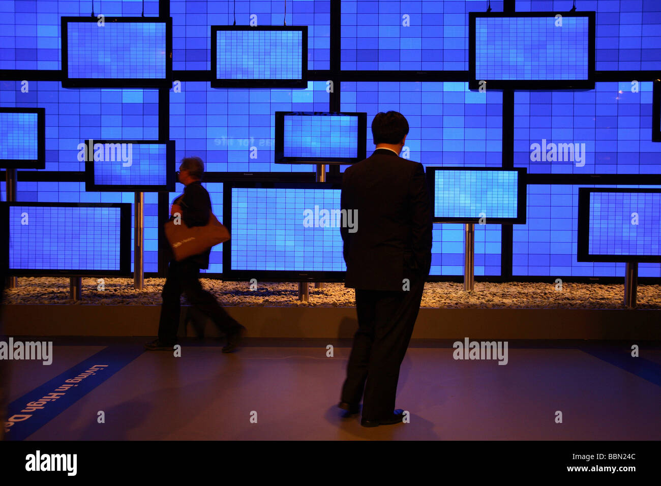 Plasma screens present hi-res stock photography and images - Alamy