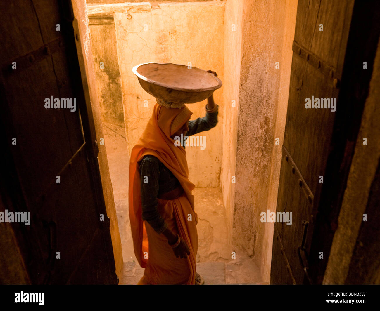 Woman carrying bowls on her head hi-res stock photography and images ...