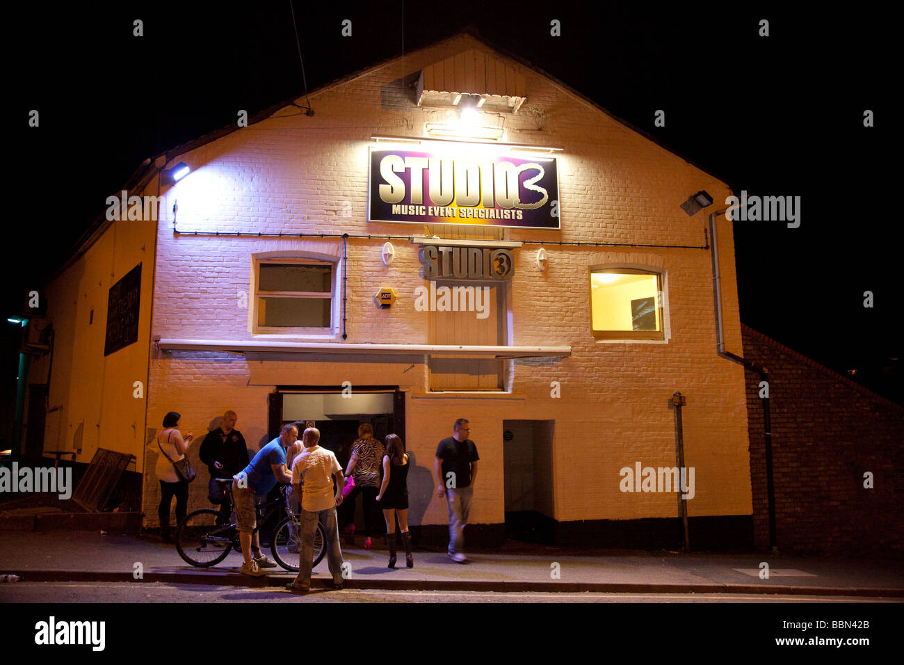Night club street uk hi-res stock photography and images - Alamy