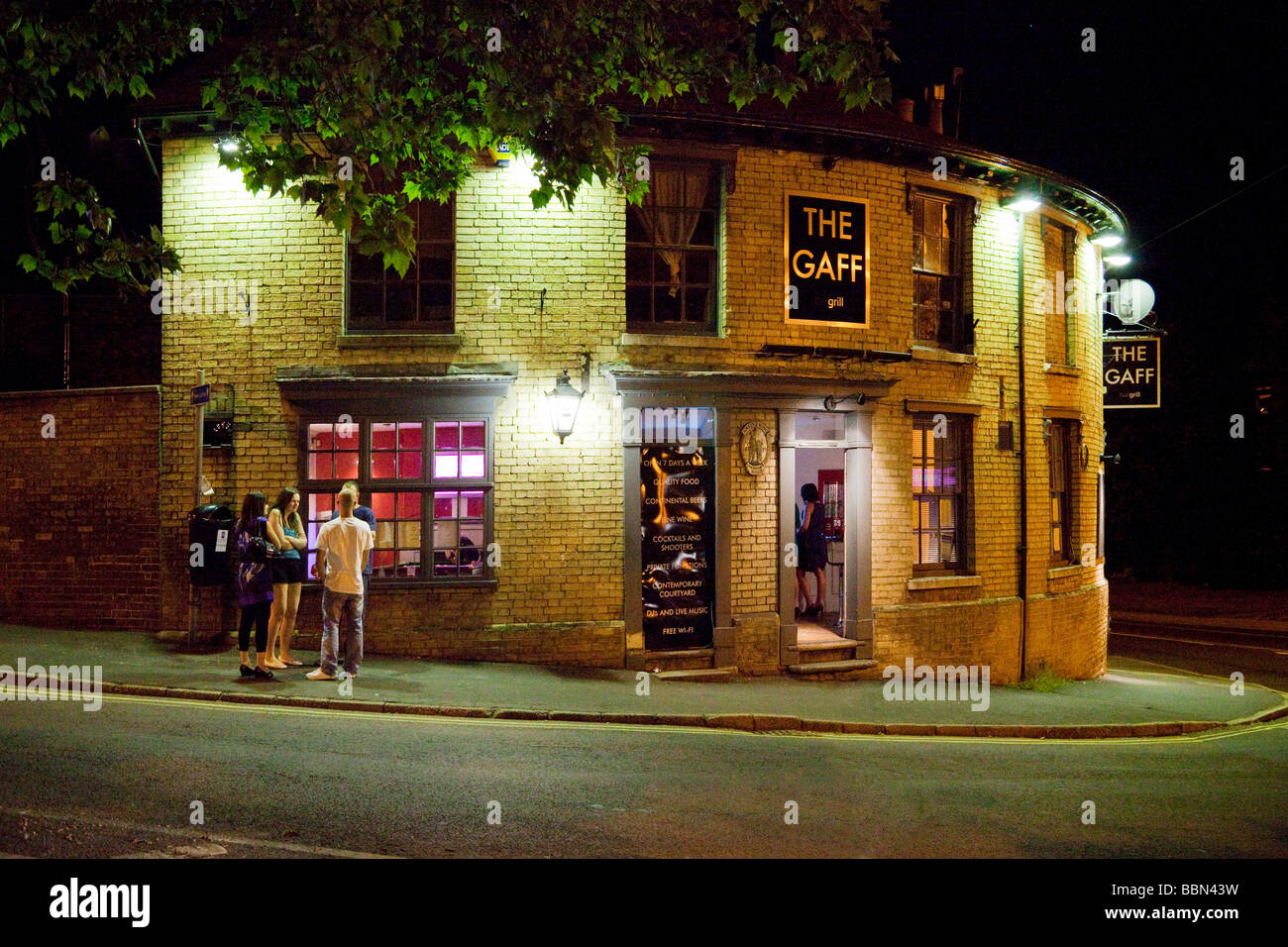 English pub front hi-res stock photography and images - Alamy