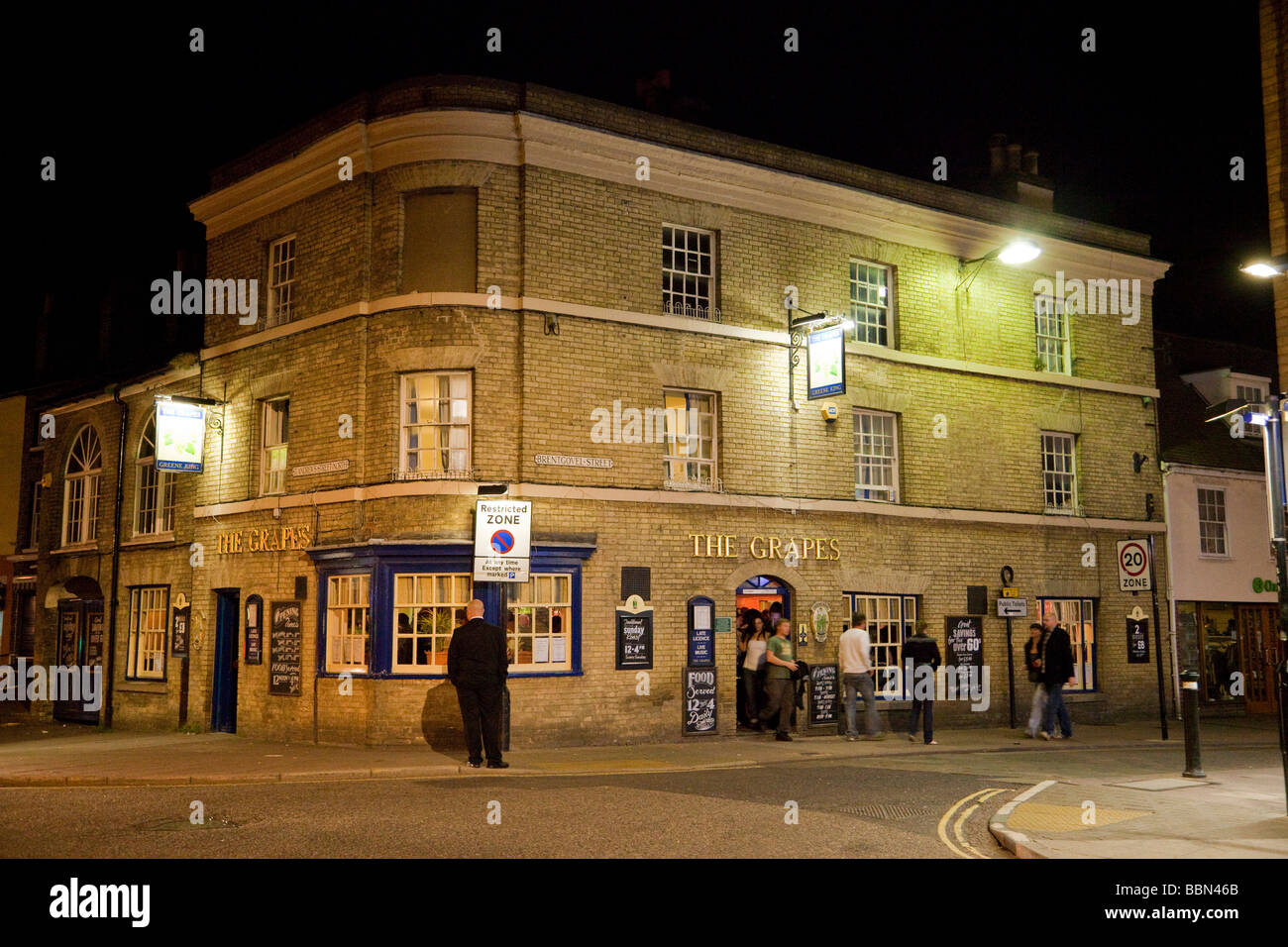 English pub front hi-res stock photography and images - Alamy