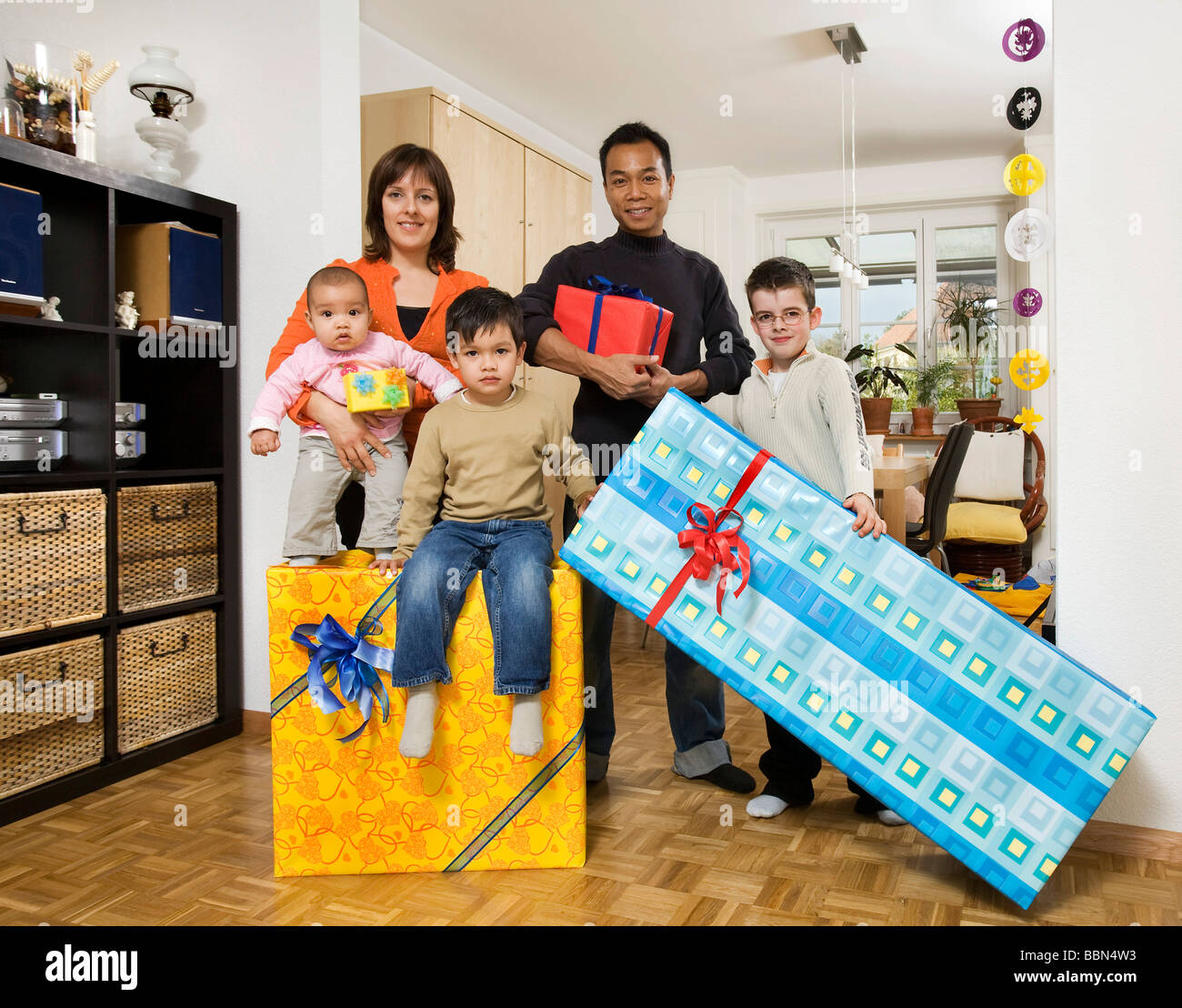 Large big family families hi-res stock photography and images - Alamy