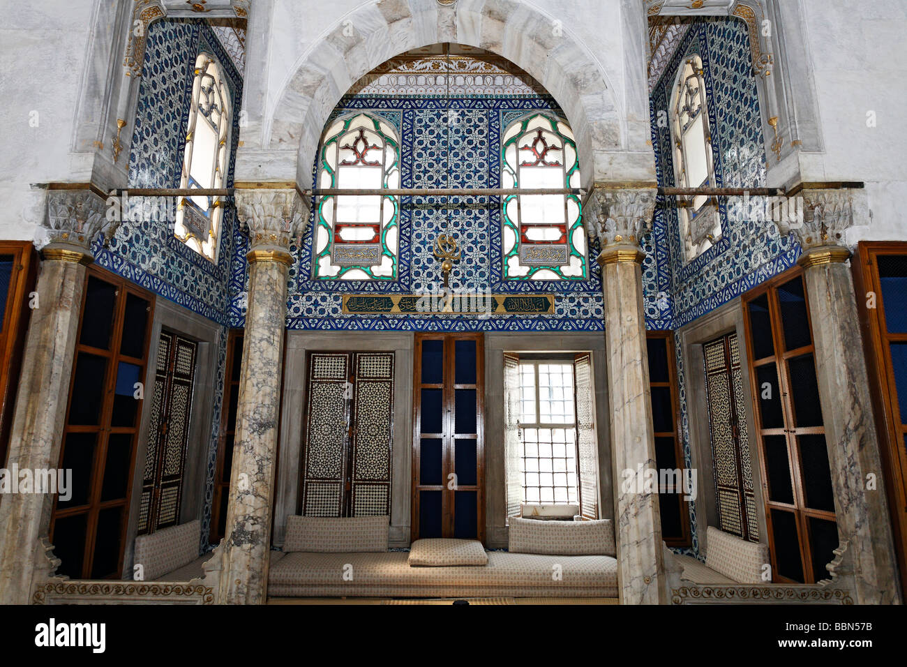 Middle east library hi-res stock photography and images - Alamy