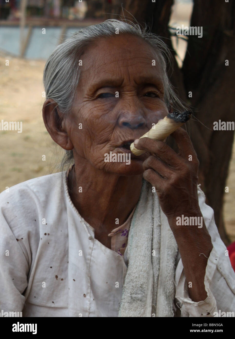 Burmese woman smoking inle myanmar hi-res stock photography and images ...