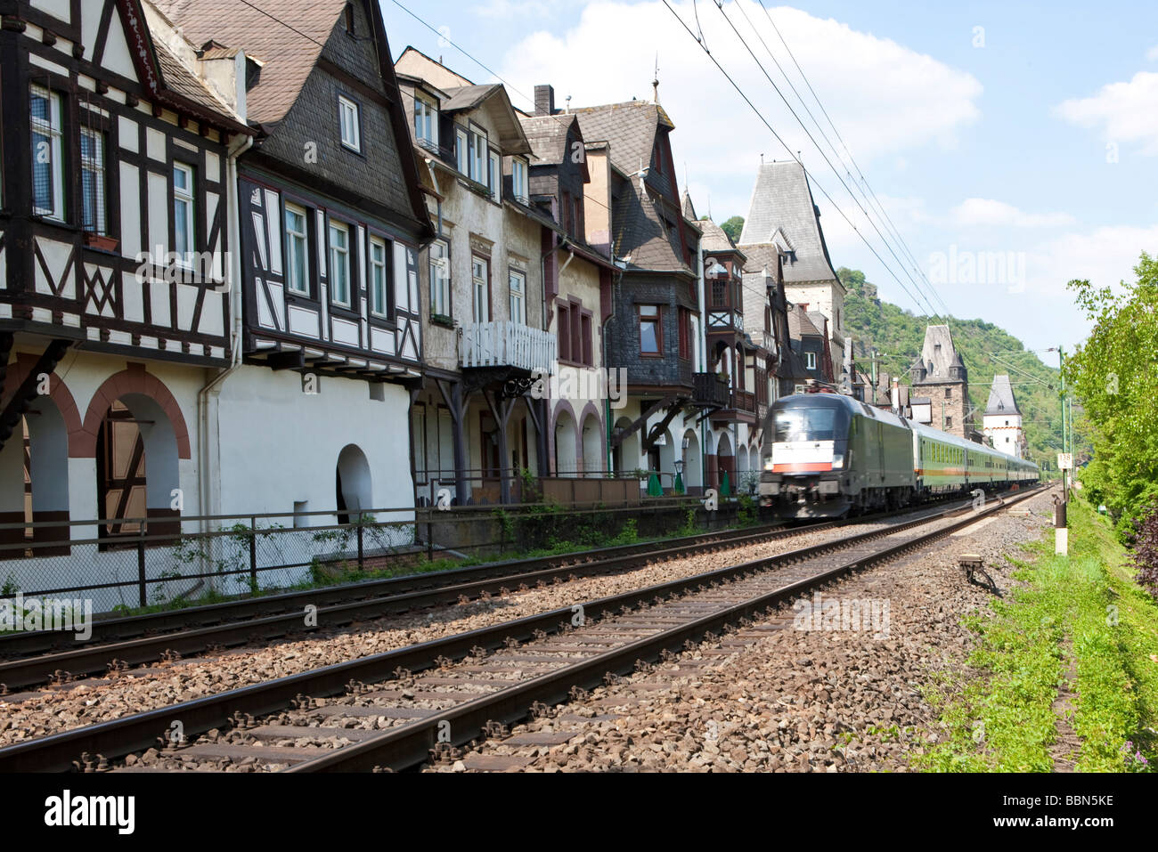 Path trains hi-res stock photography and images - Alamy