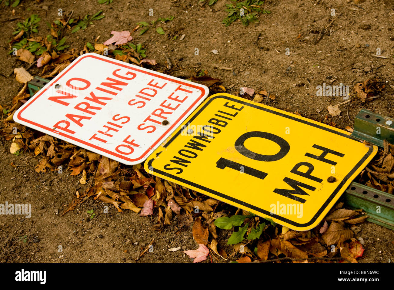 Snowmobile parking sign hi-res stock photography and images - Alamy