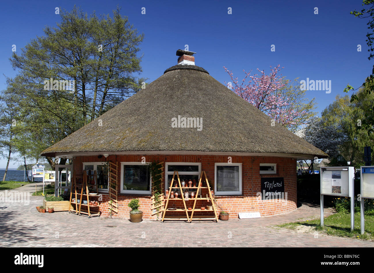 North German house with thatched-roof, Ratzeburg, Schleswig-Holstein ...