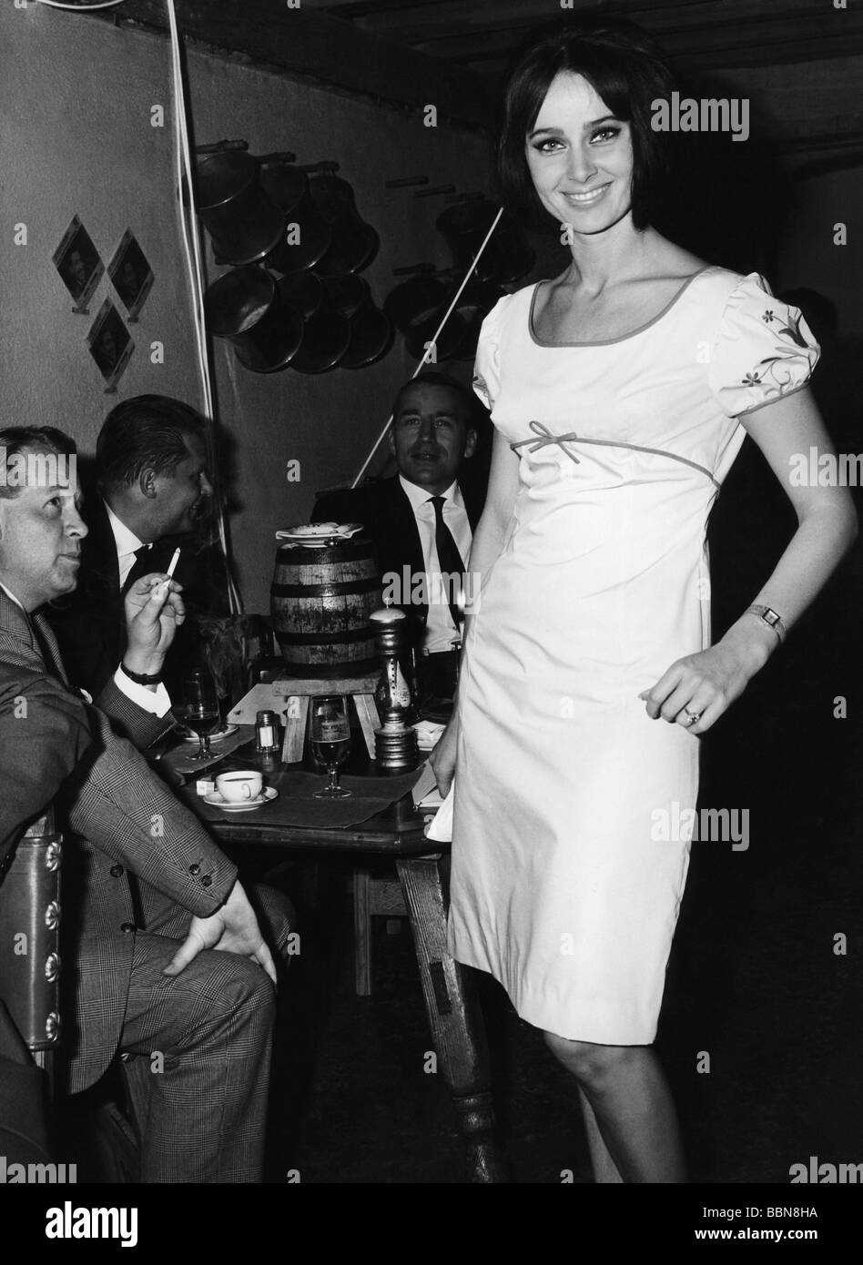 Lehner, Helga * 5.1.1944, German actress, half length, at a restaurant ...