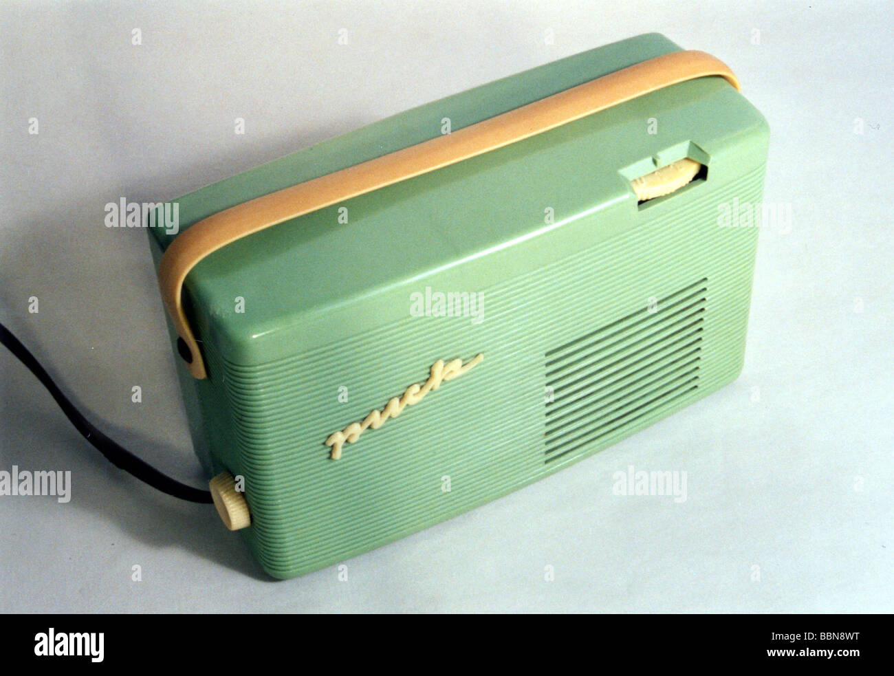 broadcast, radio, radio sets, portable radio "puck", meladur body in ...