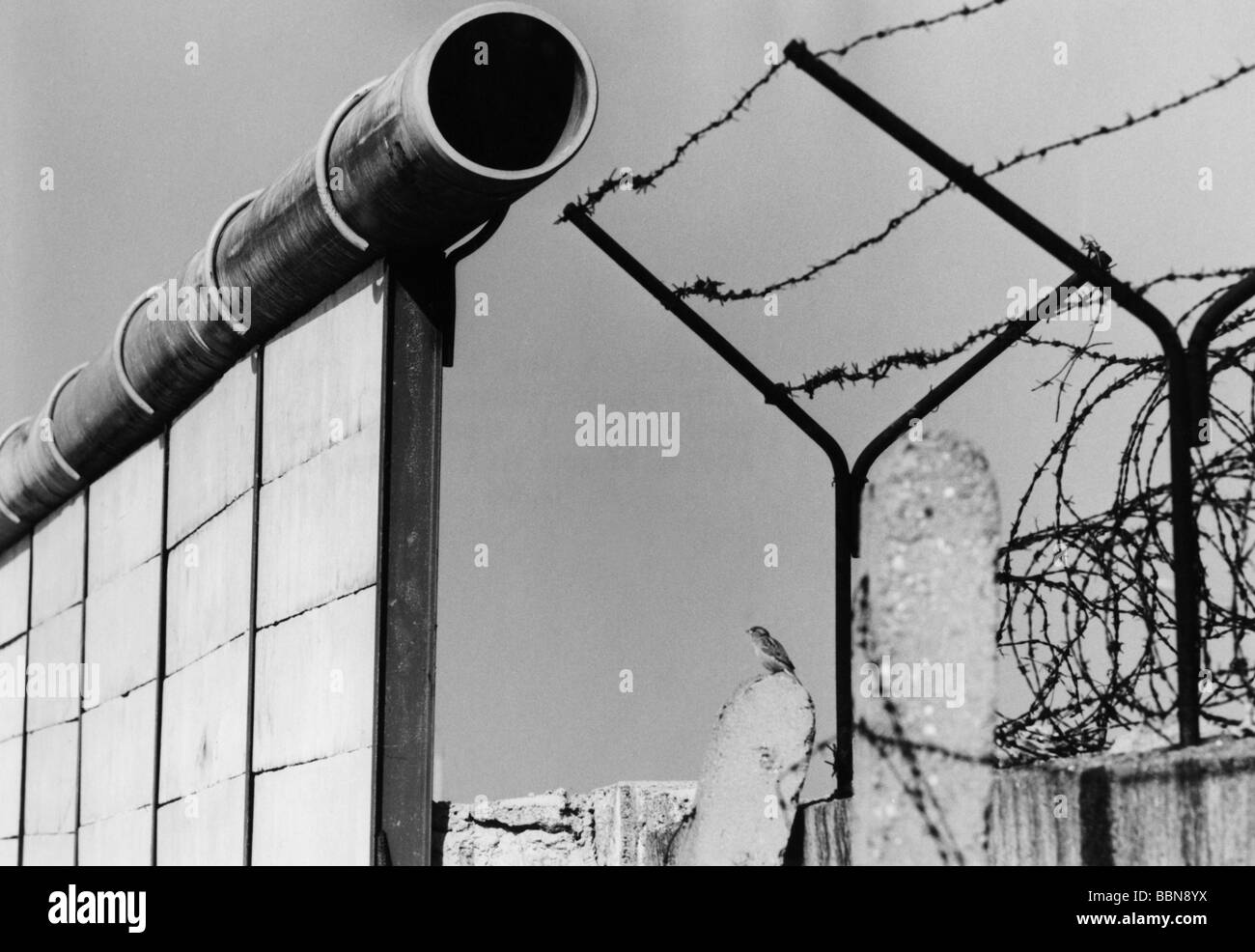 Berlin wall cold war 1960s hi-res stock photography and images - Alamy