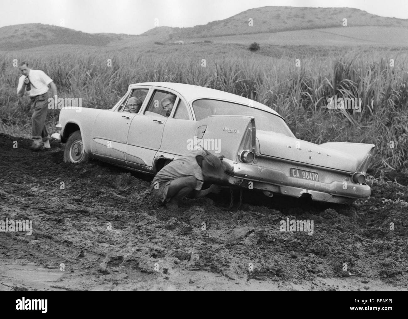 Car stuck in mud hi-res stock photography and images - Alamy