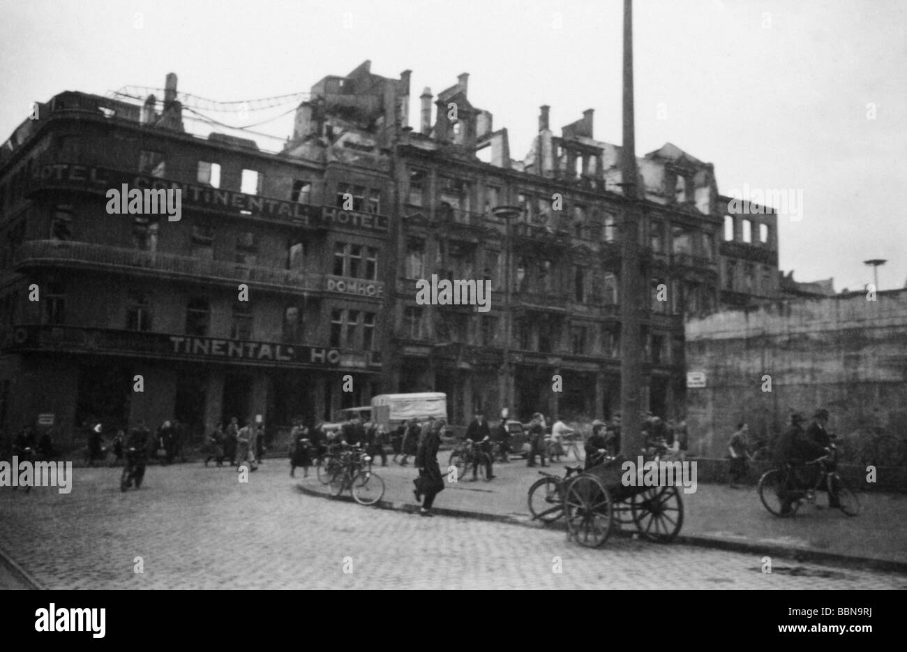 Air raid scene hi-res stock photography and images - Alamy