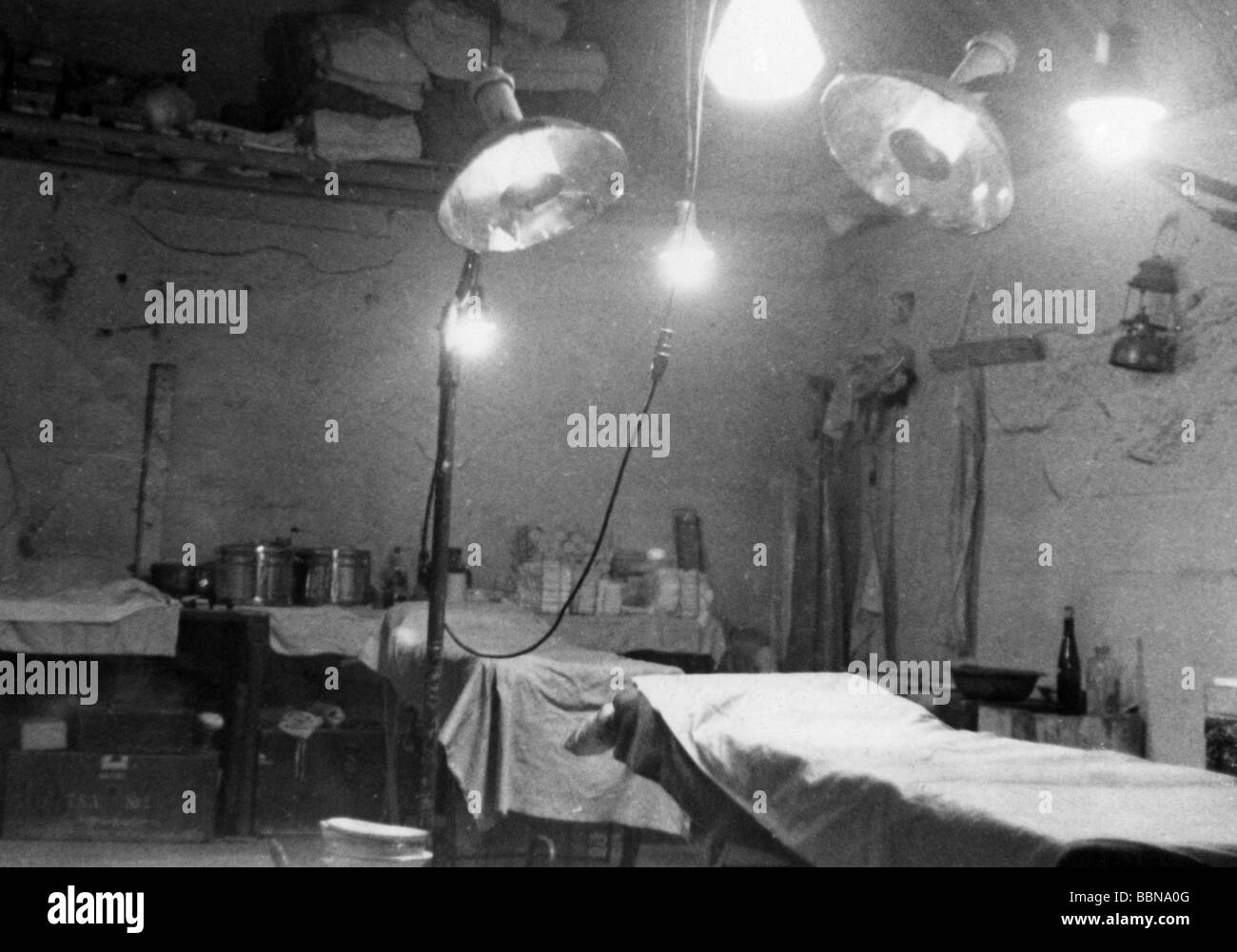 Doctor in operating room 1940s hi-res stock photography and images - Alamy