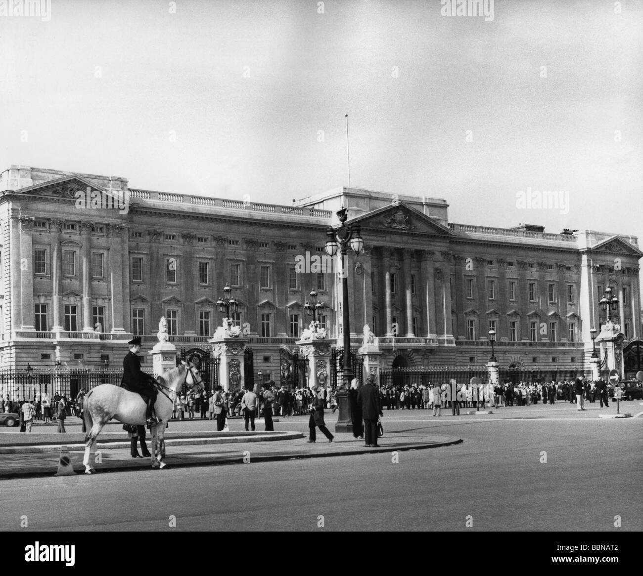 Buckingham palace exterior 1970s hi-res stock photography and images - Alamy