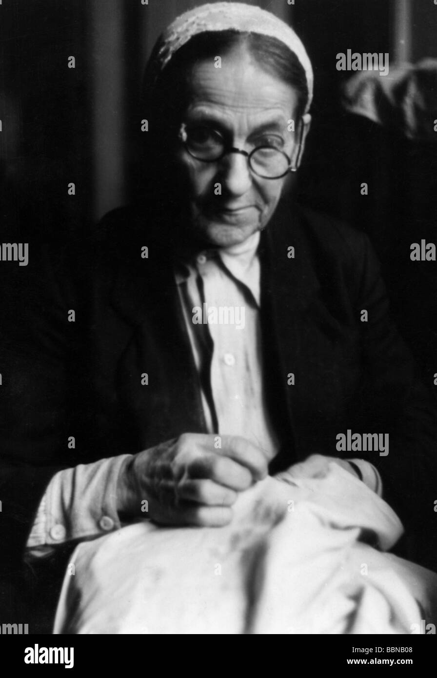 Russia woman winter Black and White Stock Photos & Images - Alamy