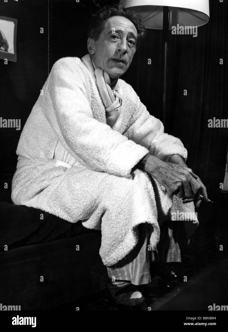 1950s man smoking cigarette hi-res stock photography and images - Alamy