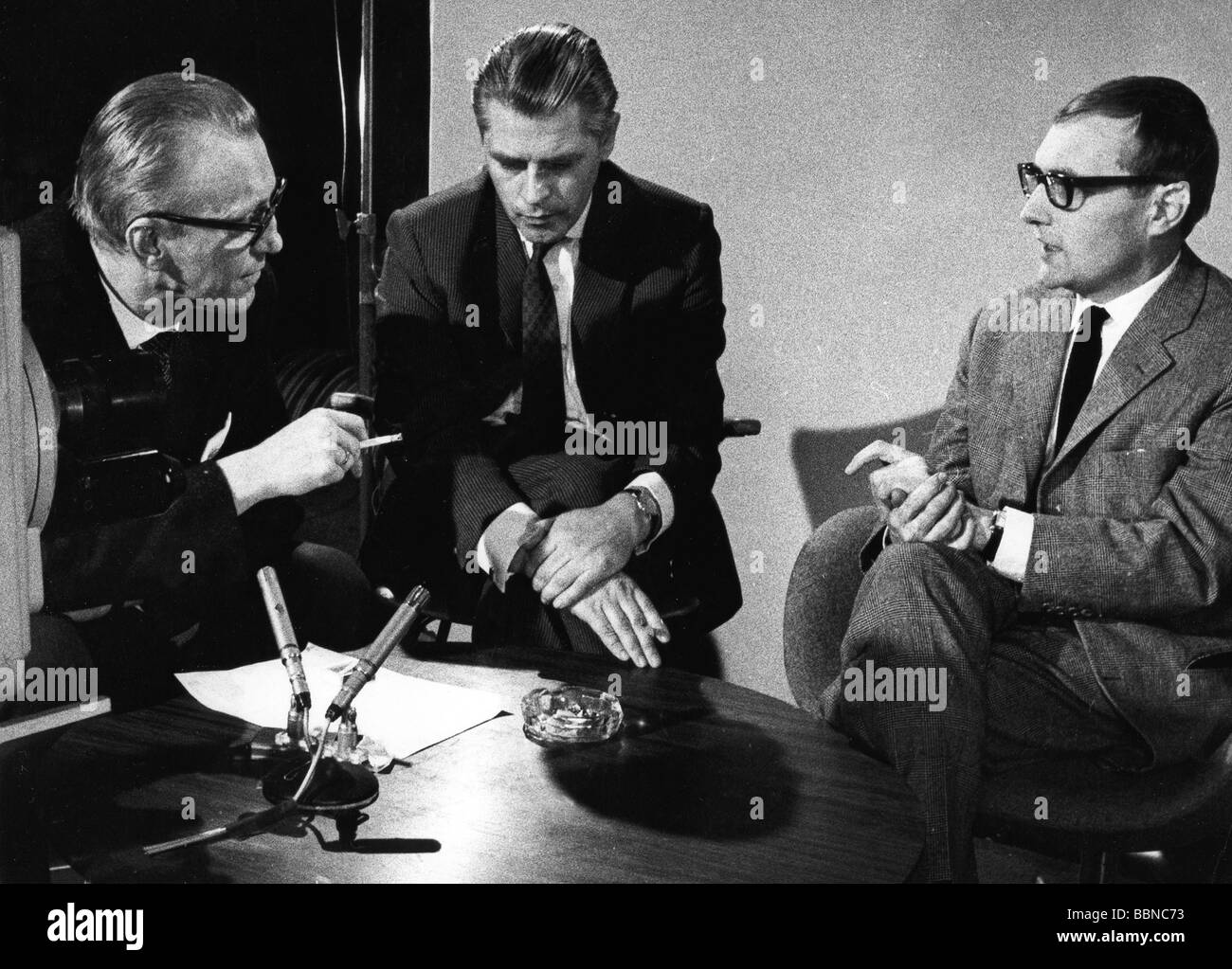 Journalist interview historical hi-res stock photography and images - Alamy