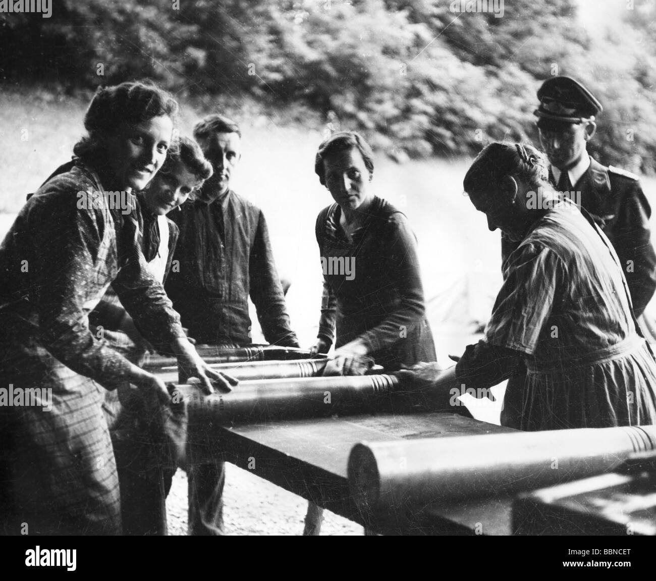 events, Second World War / WWII, Germany, female workers cleaning 8.8 ...