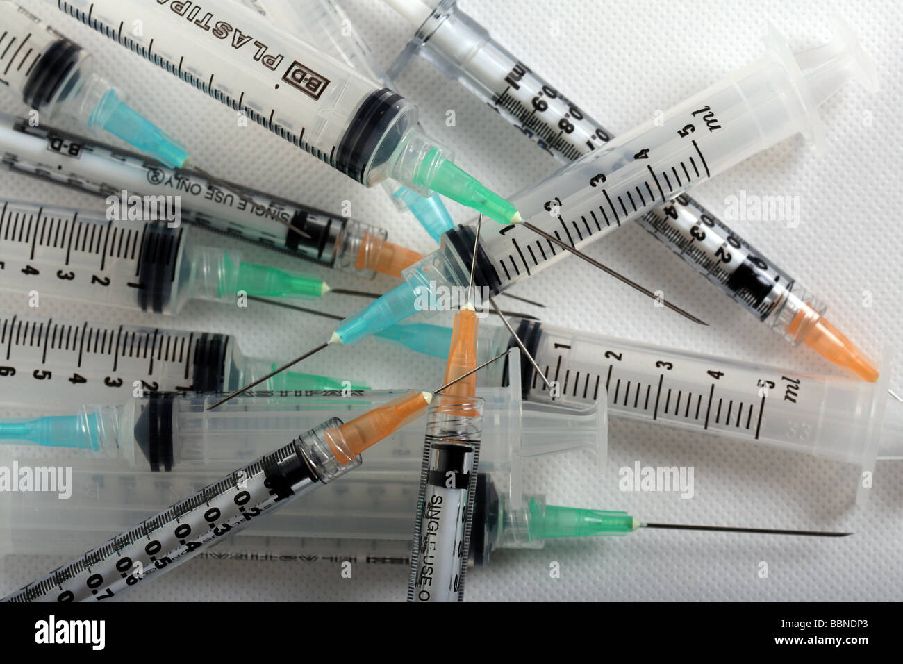 Syringes hi-res stock photography and images - Alamy