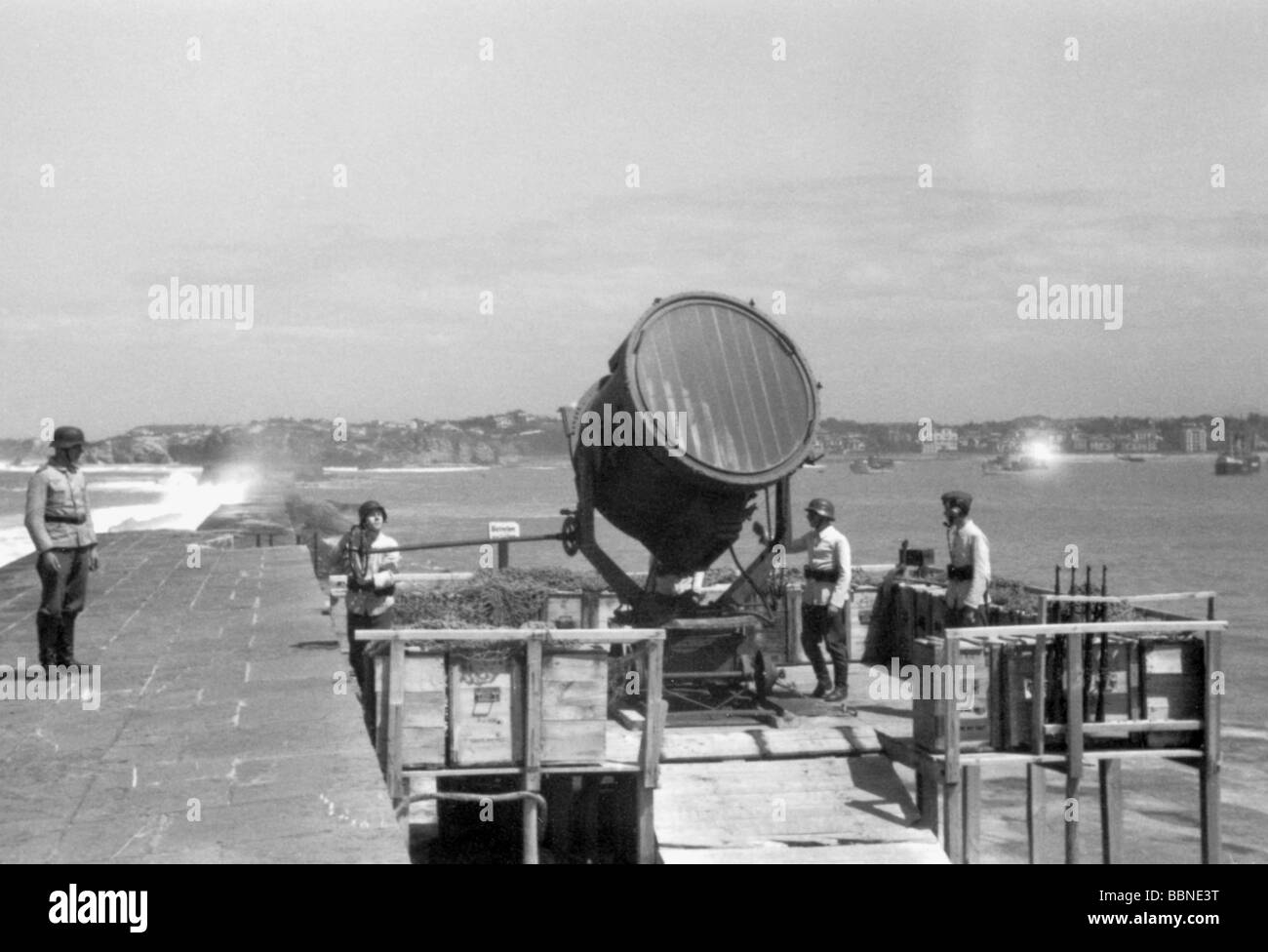 World war searchlight hi-res stock photography and images - Alamy