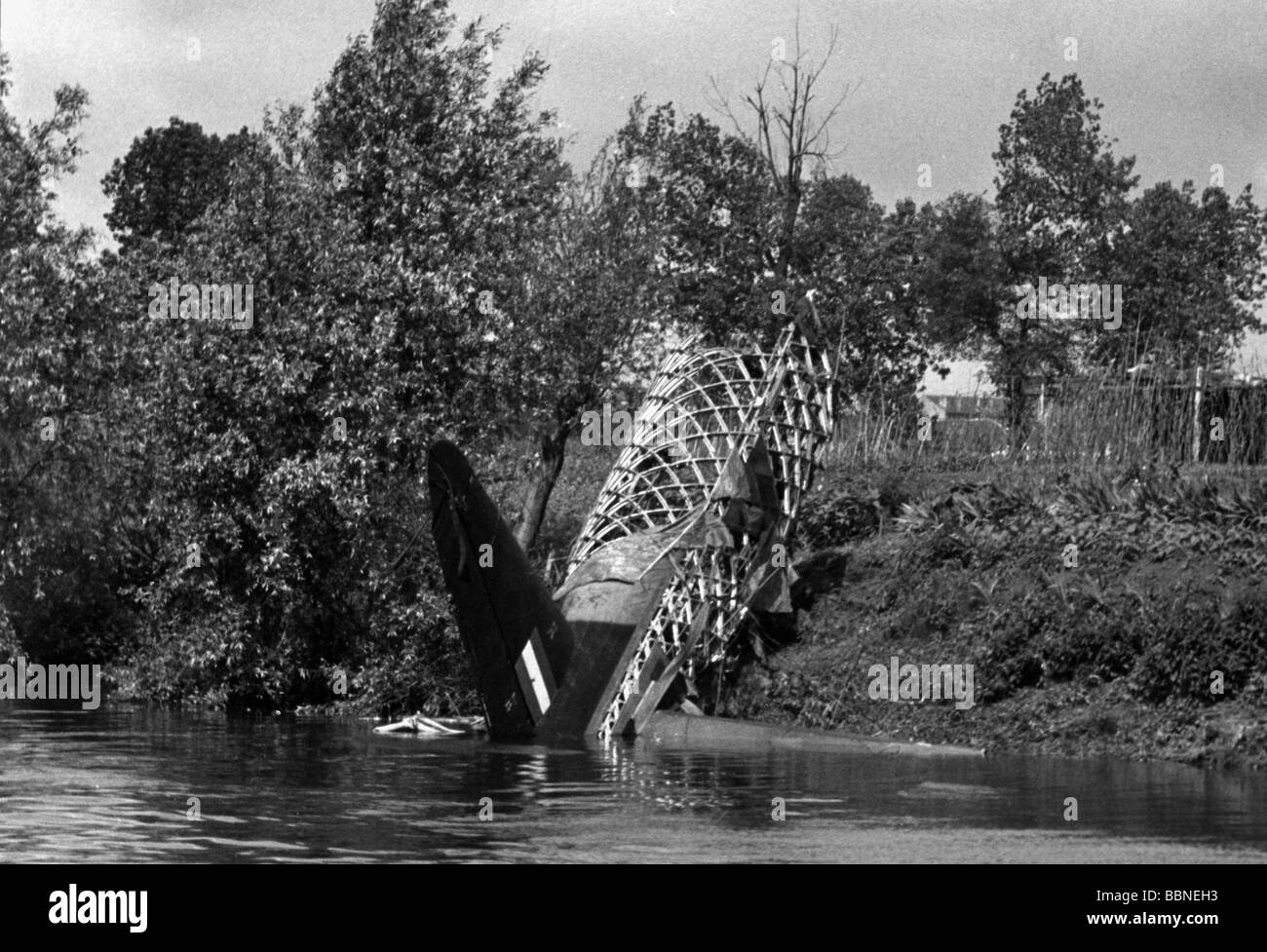 events, Second World War / WWII, aerial warfare, aircraft, crashed ...