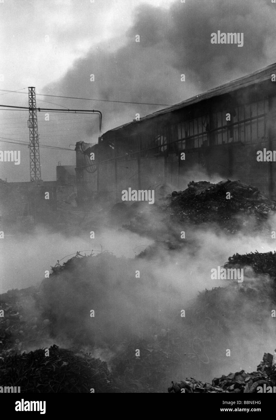 Factory burning hi-res stock photography and images - Alamy