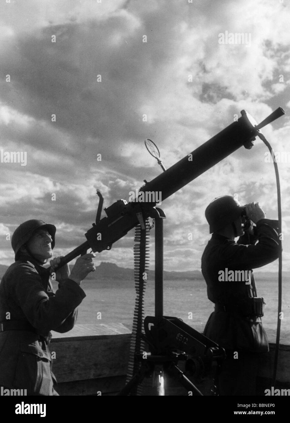 Anti aircraft gun crew hi-res stock photography and images - Alamy