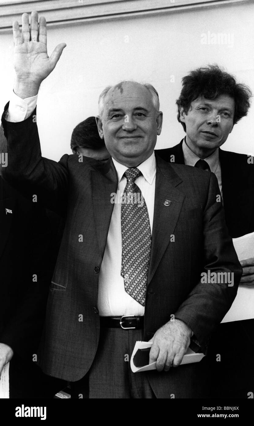 Gorbachev, Mikhail, * 2.3.1931, Soviet politician (KPdSU), half length ...