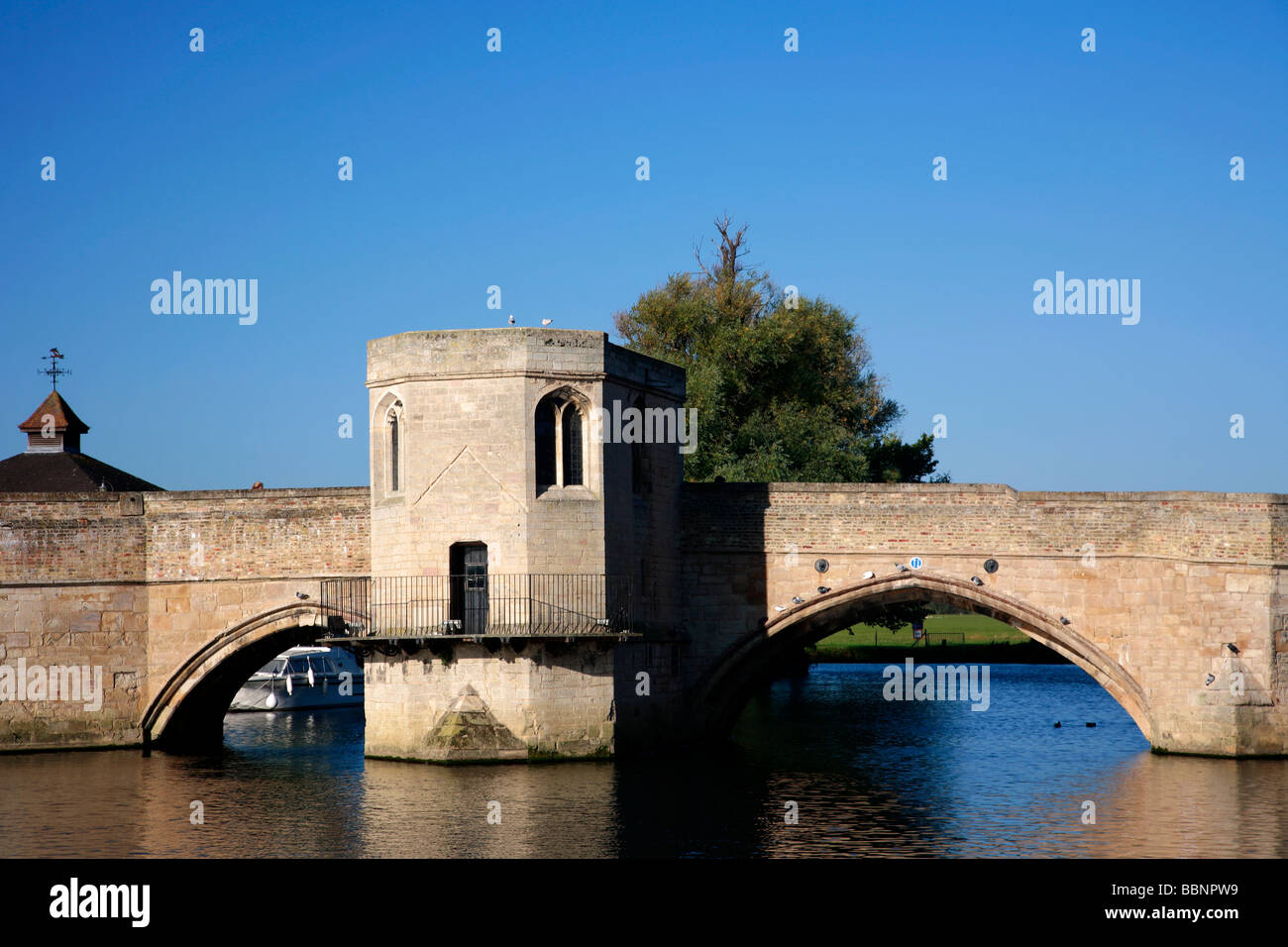Bridge Chapel on the stone arched built river Great Ouse bridge at St ...