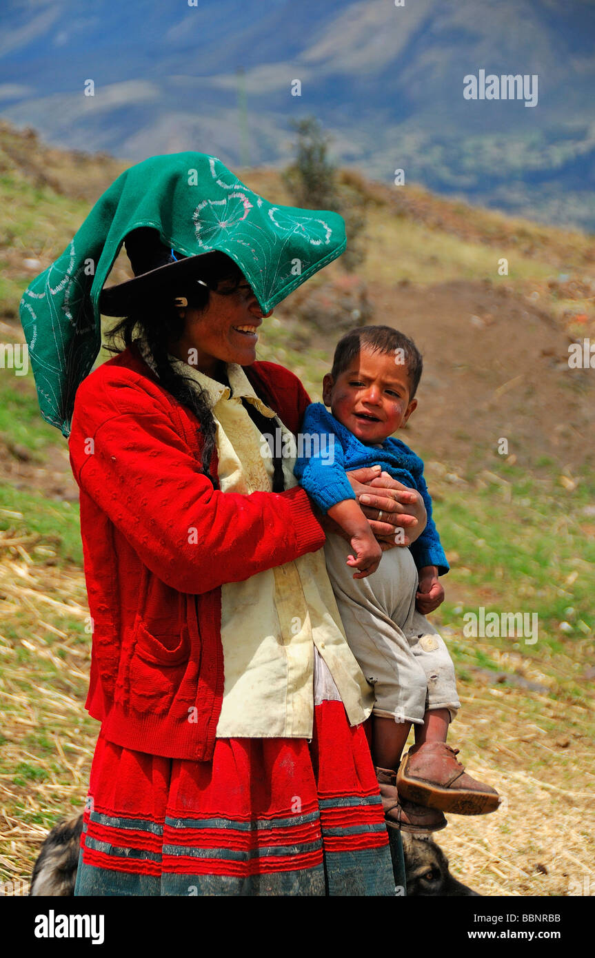 Peru family poor hi-res stock photography and images - Alamy