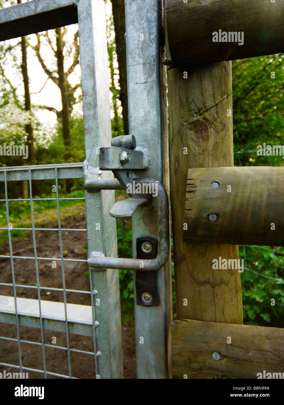 A gate on a footpath Stock Photo - Alamy