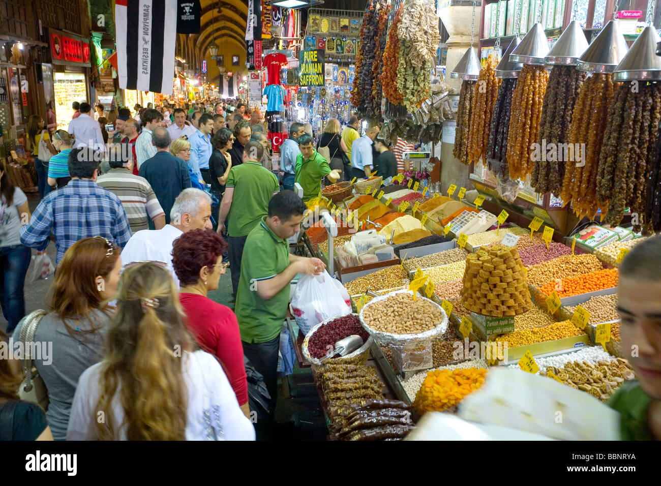 Bazaar crowds hi-res stock photography and images - Alamy