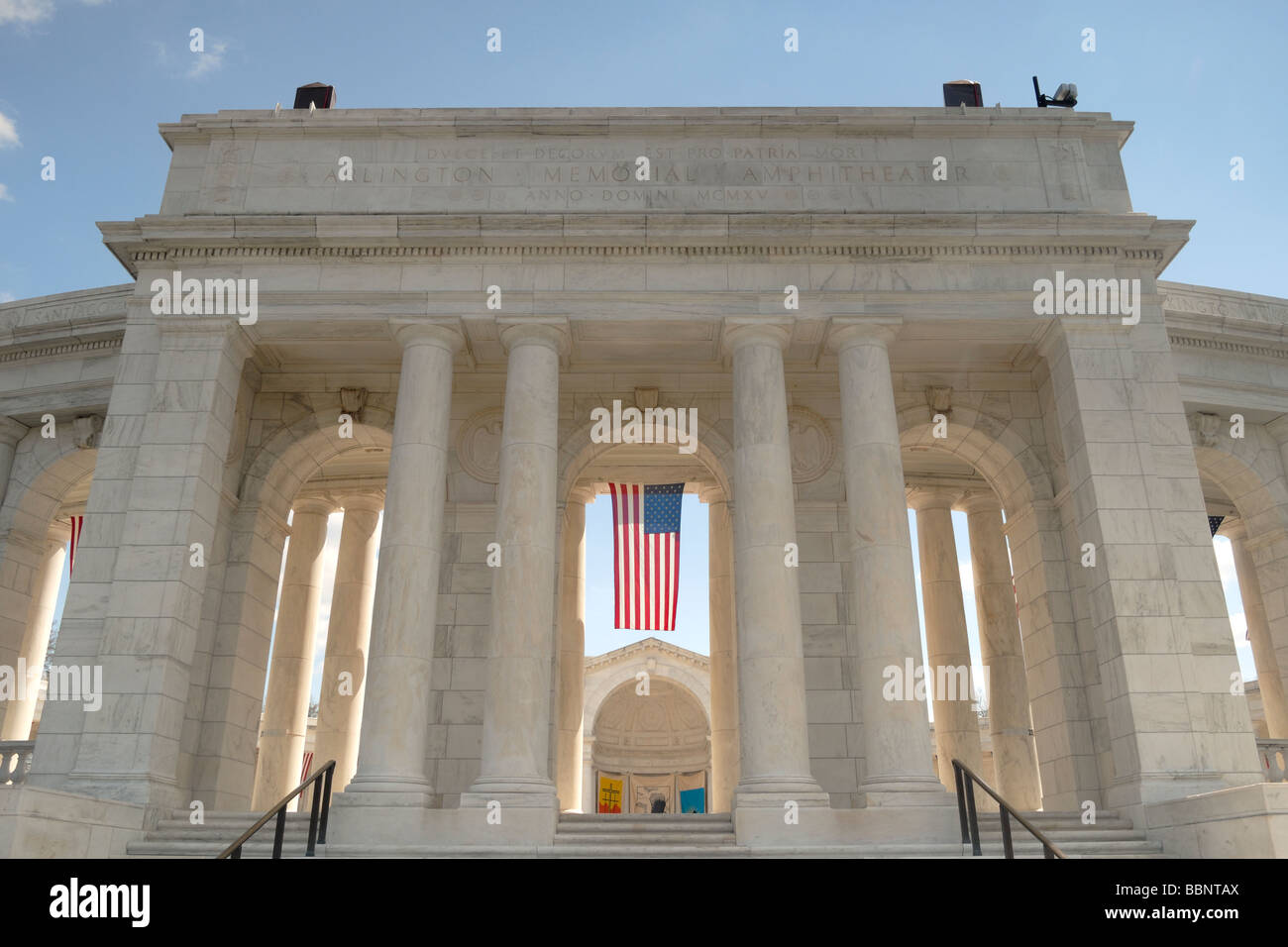 Arlington memorial amphitheater flag hi-res stock photography and ...