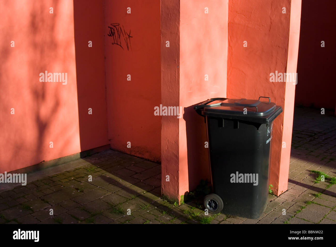 Dustbin and red painted wall Stock Photo - Alamy