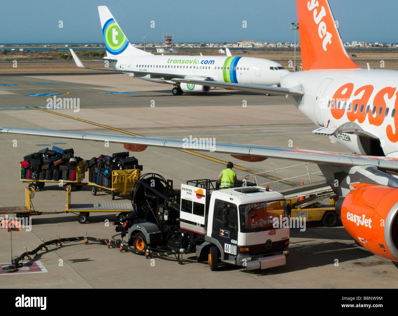 Aerport personal loading luggage in an EASYJET aircraft Stock Photo - Alamy Aerport personal loading luggage in an EASYJET aircraft Stock Photo - Alamy