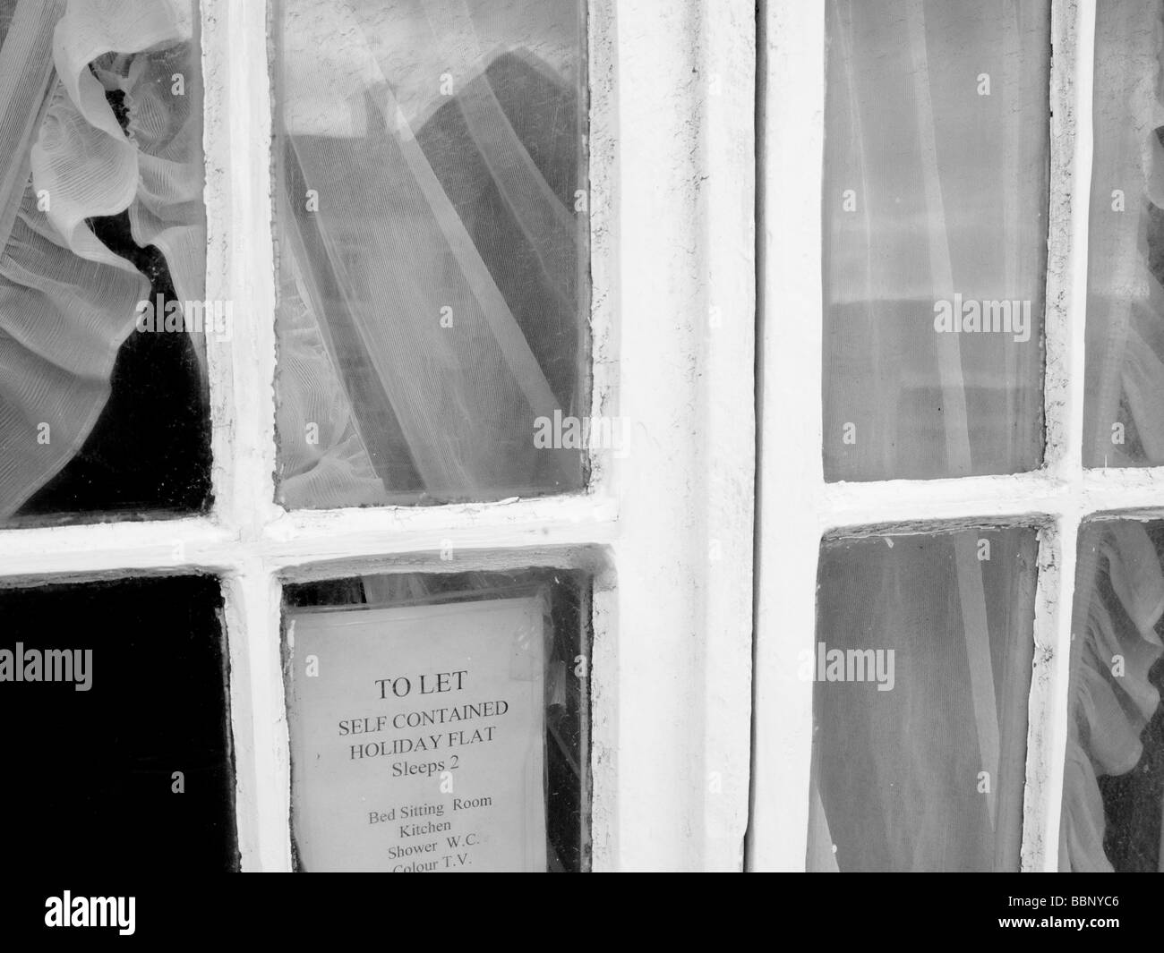 Window of holiday cottage with To Let sign Stock Photo - Alamy