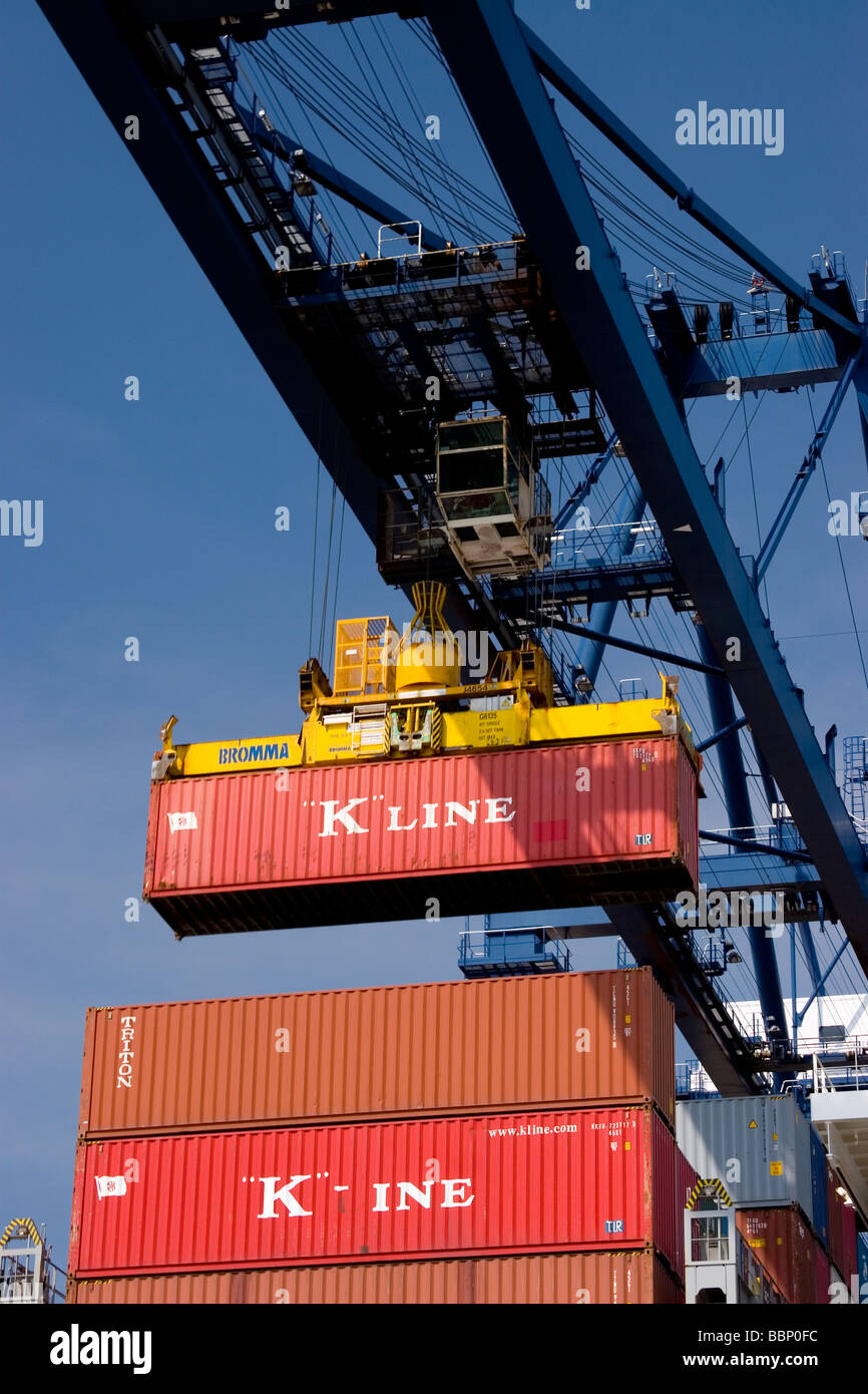 Crane unloading shipping containers hi-res stock photography and images ...