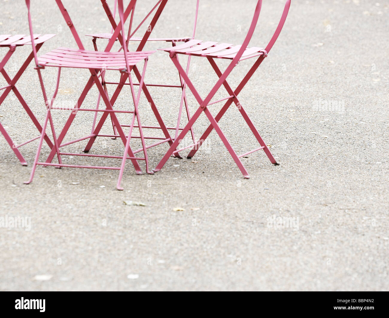Red metal chairs hi-res stock photography and images - Alamy