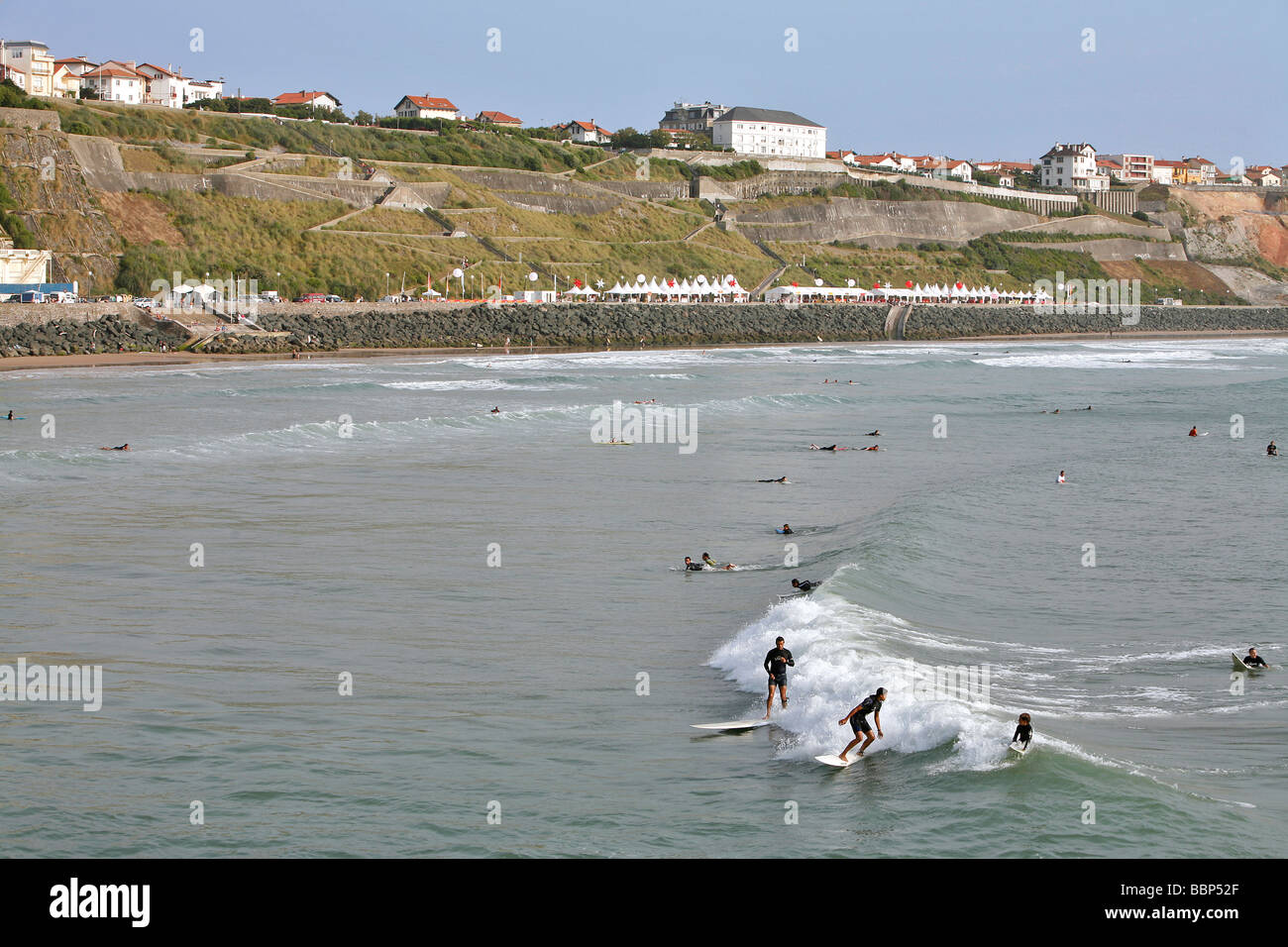 SURFERS, COTE DES BASQUES BEACH, BIARRITZ, PYRENEES ATLANTIQUES, (64 ...