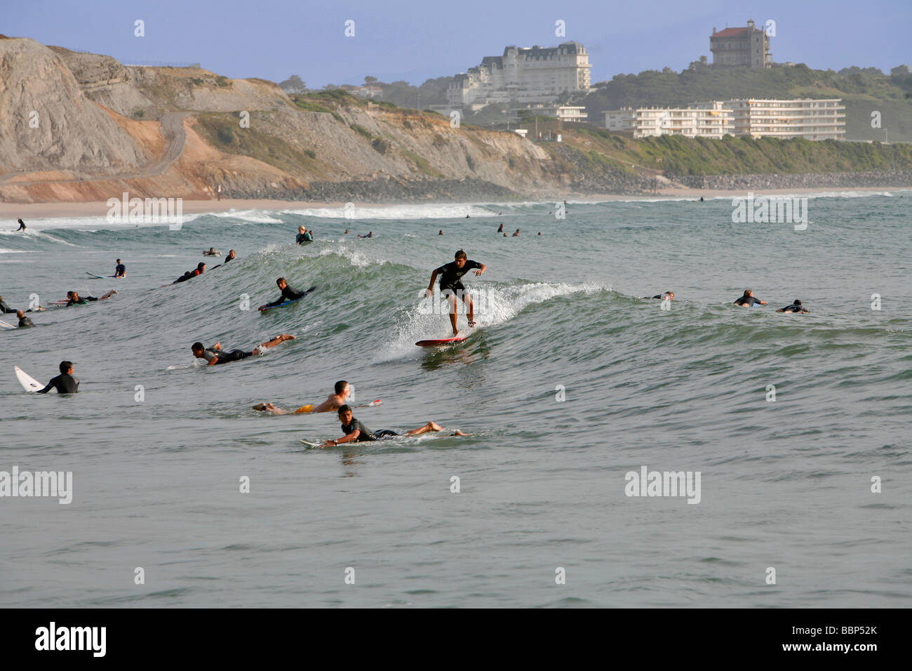 SURFERS, COTE DES BASQUES BEACH, BIARRITZ, PYRENEES ATLANTIQUES, (64 ...