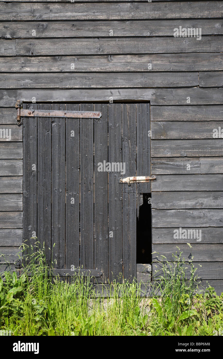 An old wooden barn door Stock Photo - Alamy