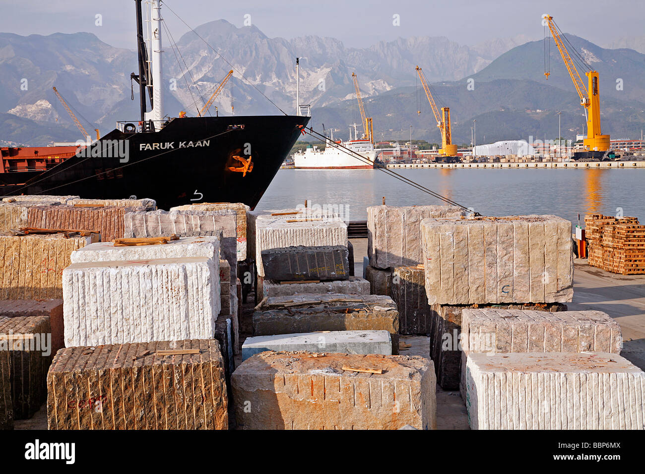 BLOCKS OF CARRARA MARBLE AWAITING SHIPMENT, EXPORT THROUGHOUT THE WORLD ...