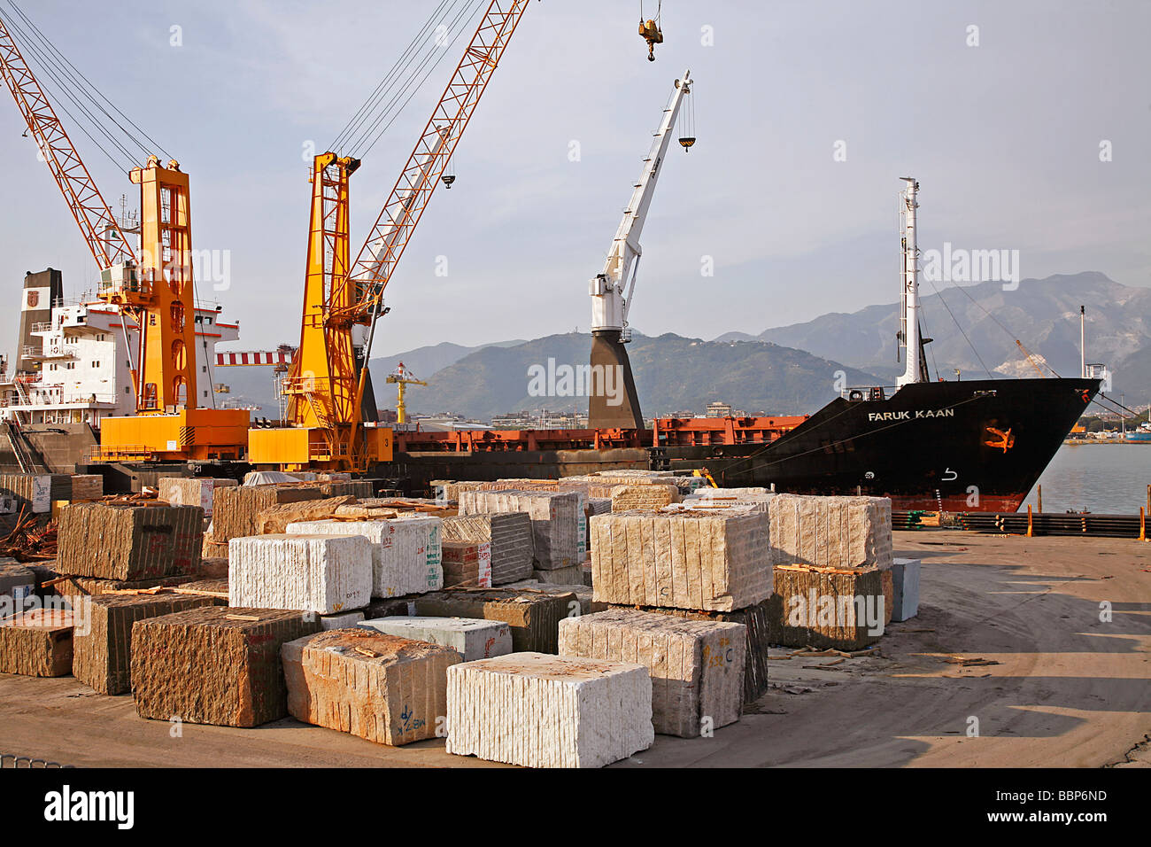 BLOCKS OF CARRARA MARBLE AWAITING SHIPMENT, EXPORT THROUGHOUT THE WORLD ...