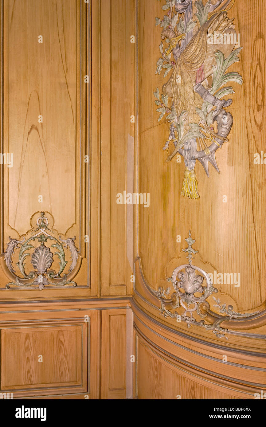 Ornate woodcarving hi-res stock photography and images - Alamy