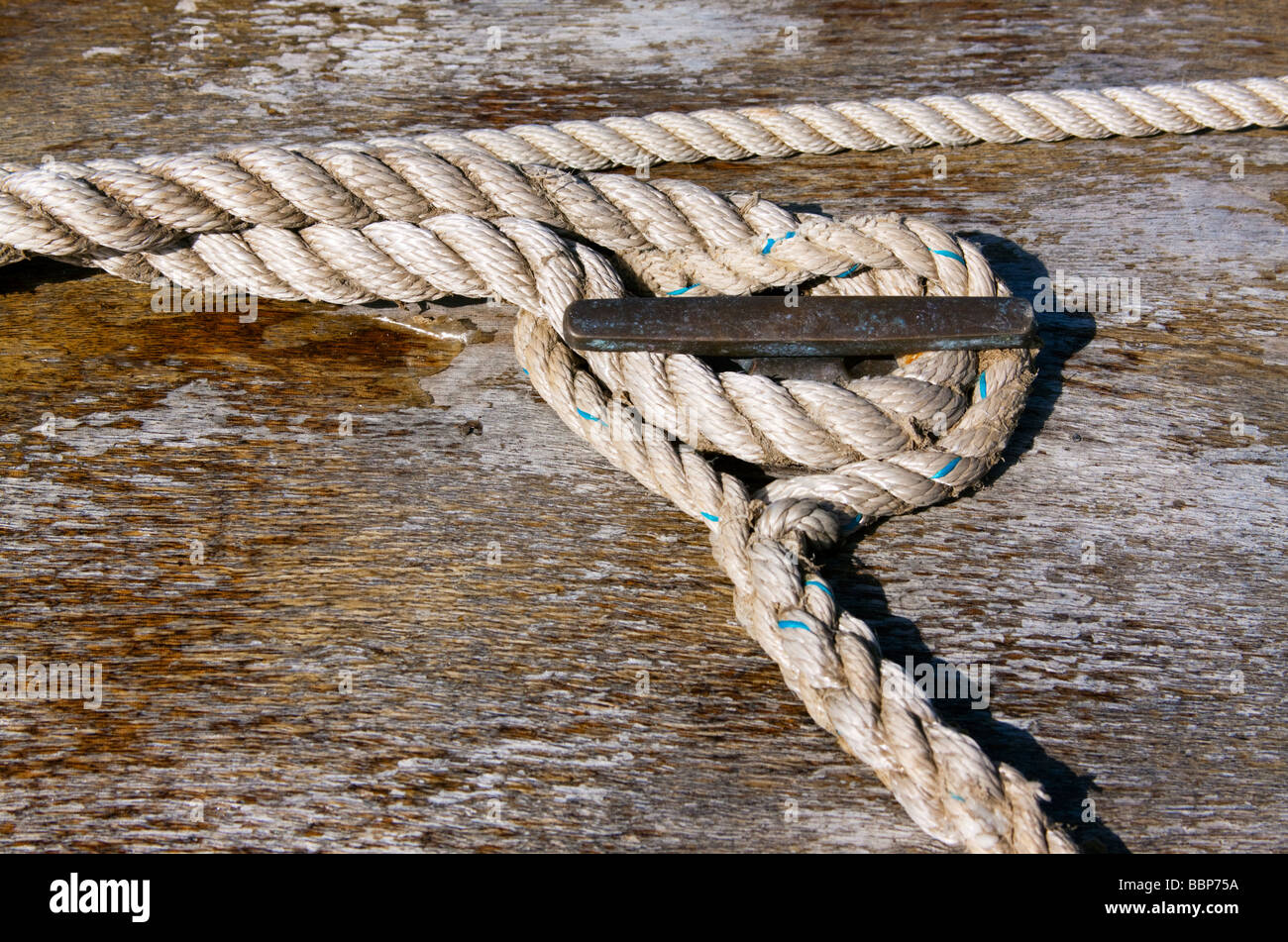 Boat rope tied hi-res stock photography and images - Alamy