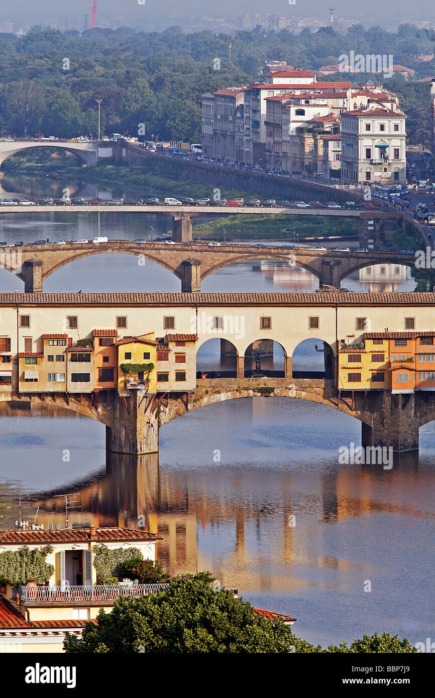 PONTE VECCHIO, OLDEST BRIDGE IN FLORENCE OVER THE RIVER ARNO, TUSCANY ...
