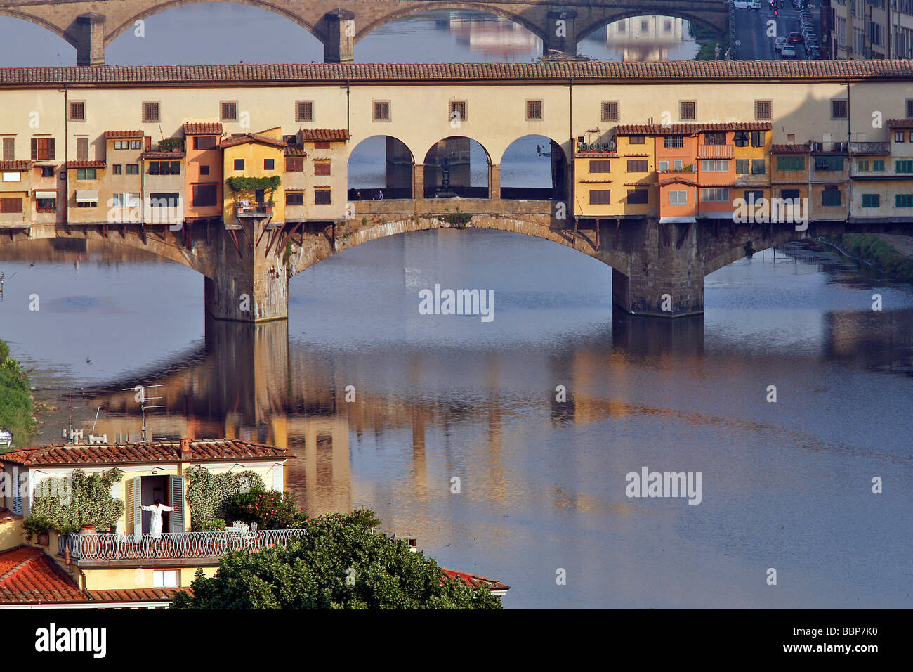 PONTE VECCHIO, OLDEST BRIDGE IN FLORENCE OVER THE RIVER ARNO, TUSCANY ...