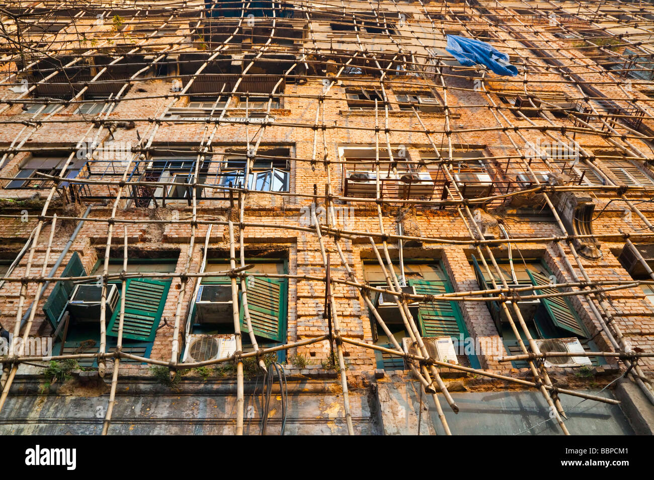 Unsafe scaffolding hi-res stock photography and images - Alamy