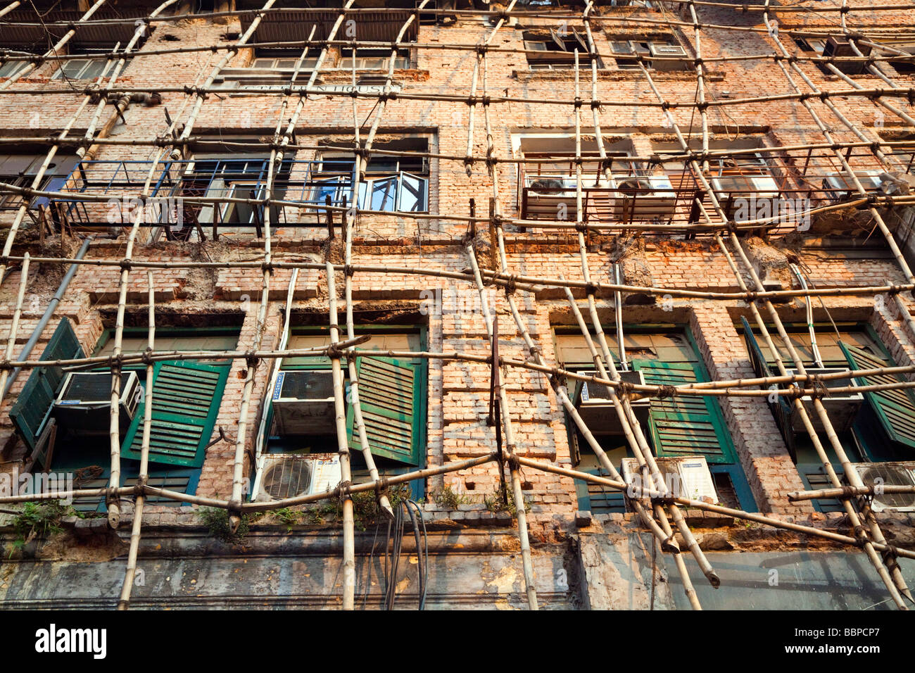 Unsafe scaffolding hi-res stock photography and images - Alamy