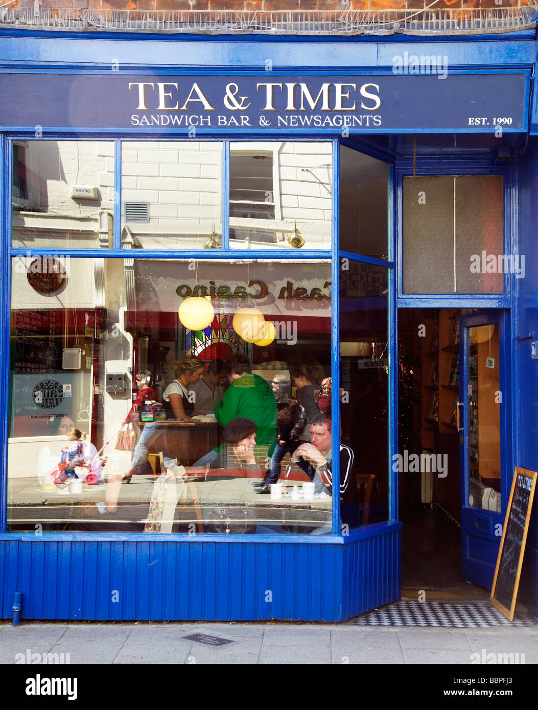 Traditional english tea rooms hi-res stock photography and images - Alamy